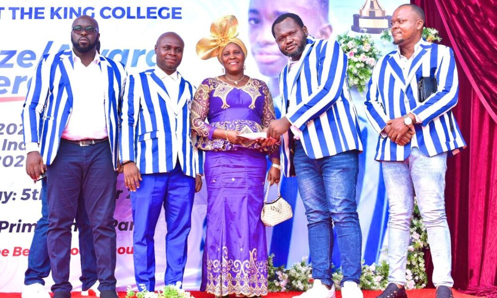 WTD: CKC Onitsha Alumni Celebrates Teachers, 20 Years after Graduation ...
